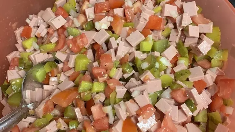 Ensalada de Bolonia en un tazón marrón