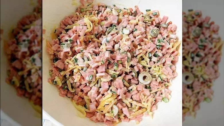 Salad Bologna dina mangkok bodas