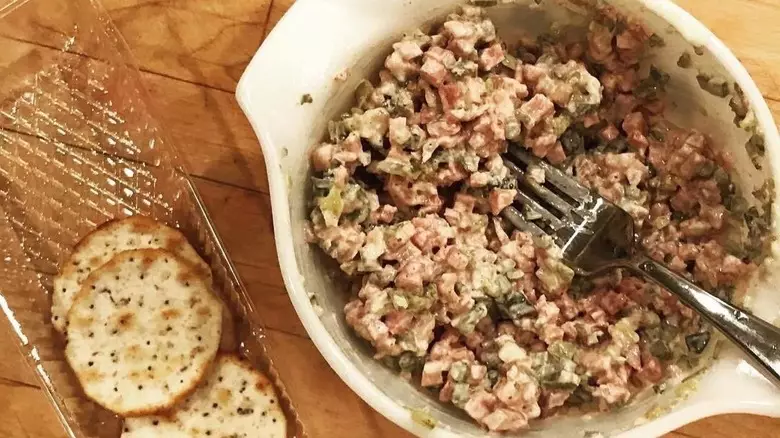 Bologna-Salat und Cracker