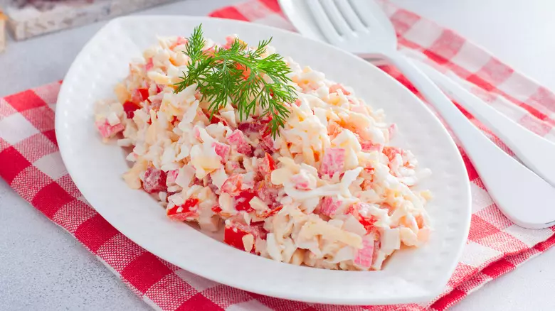 Salad makanan laut di atas pinggan putih