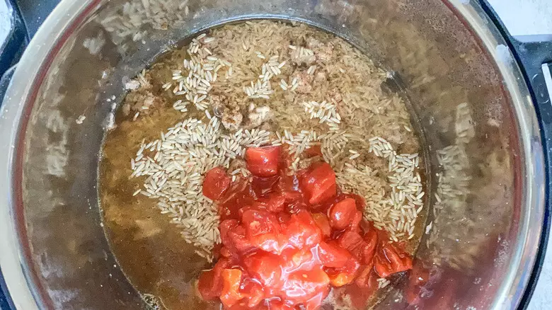arroz y tomates en olla