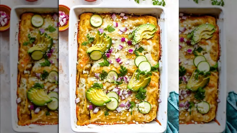 Жүгөрү жана Zucchini enchiladas