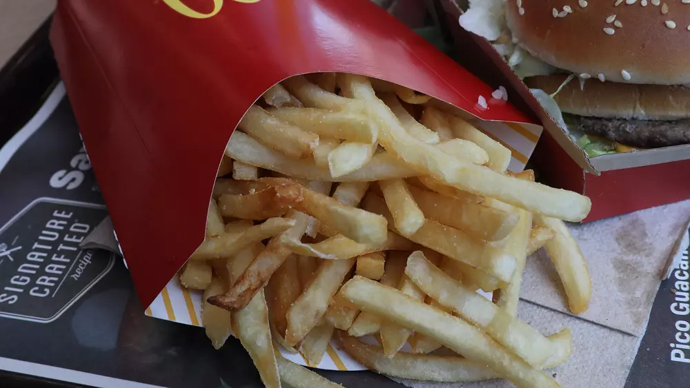 Un recipiente cheo de patacas fritas de McDonald's