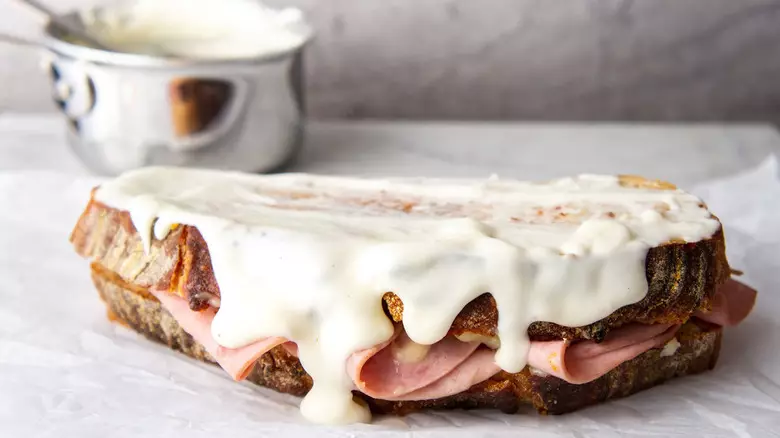 Croque madam tare da bechamel miya