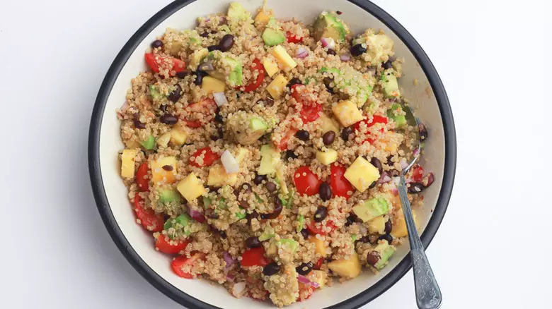 Salatin Quinoa tare da mango