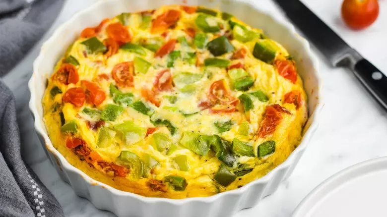 Frittata a cikin farin kwanon rufi