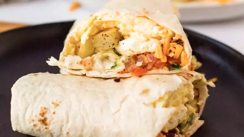 আভাকাডো সহ প্রাতঃরাশ burrito