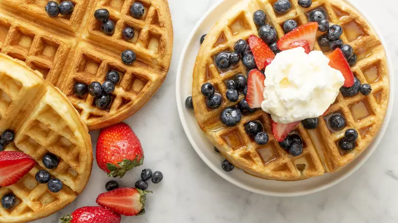 Waffles tare da kirim mai tsami da berries