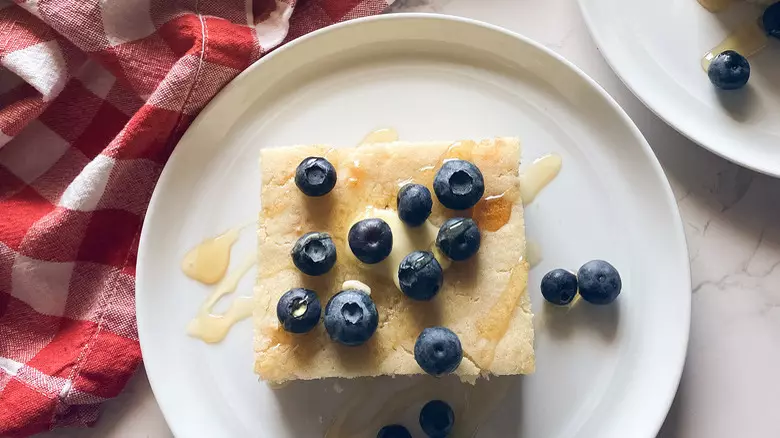 Square pancake tare da blueberries