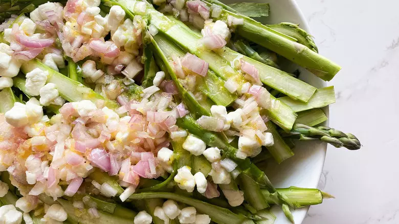 Salatin bishiyar asparagus tare da cuku