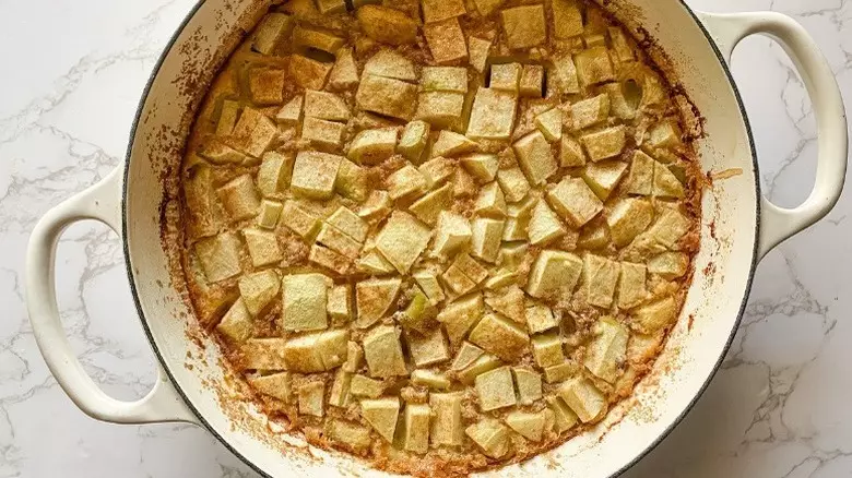 Apple pancake a cikin kwanon rufi