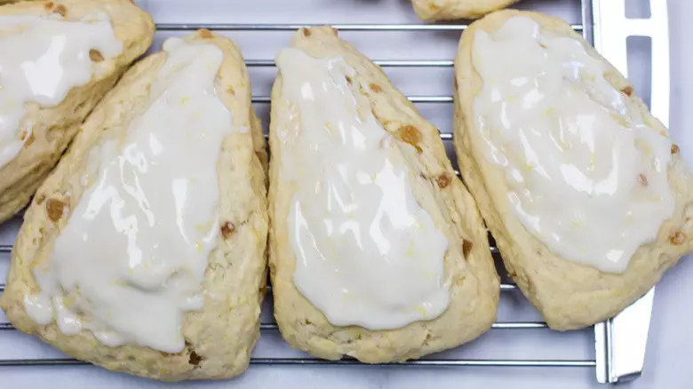 Frosted scones akan tarkon waya