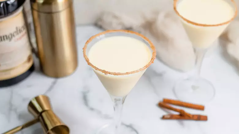 Eggnog martinis tare da sandunan kirfa