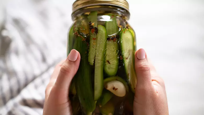 ọwọ dani idẹ pickle