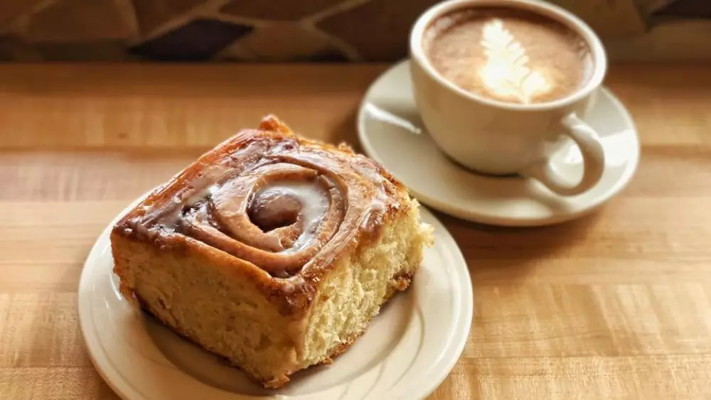 Wheatfields Bakery cinnamon mpịakọta na kọfị