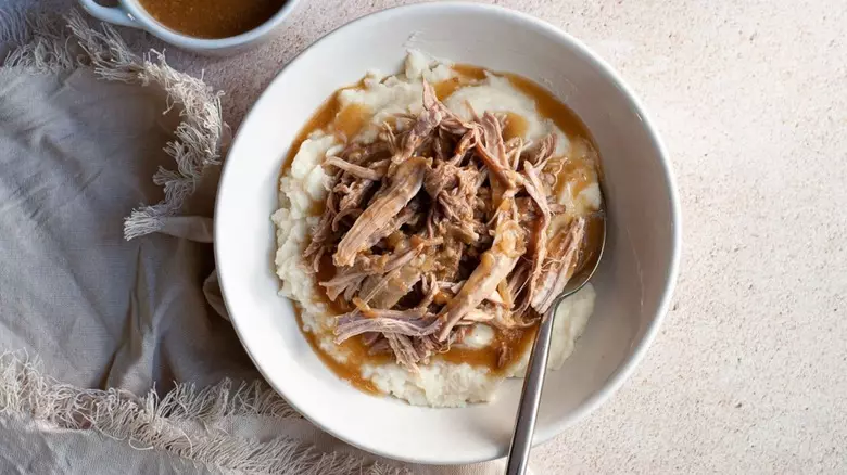 Tenera carne di maiale a cottura lenta con ricetta della zuppa di cipolle