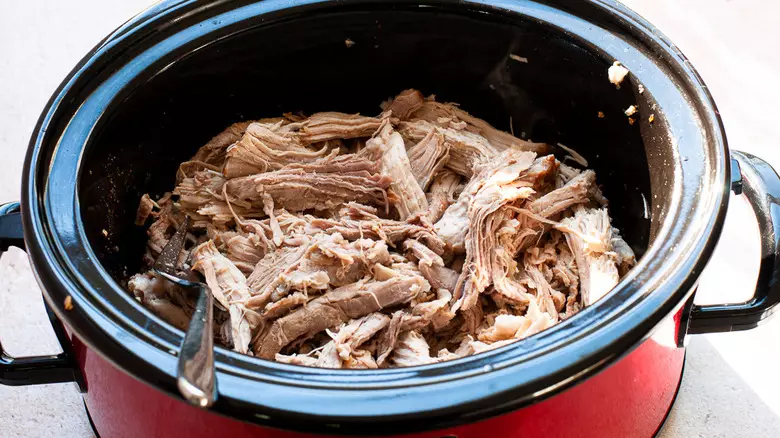 geraspte varkensvlees in slowcooker