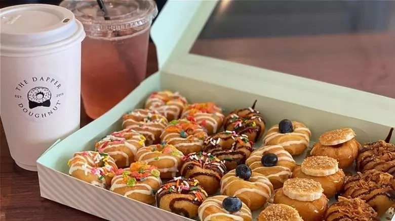 A caixa Dapper Donut de donuts e café