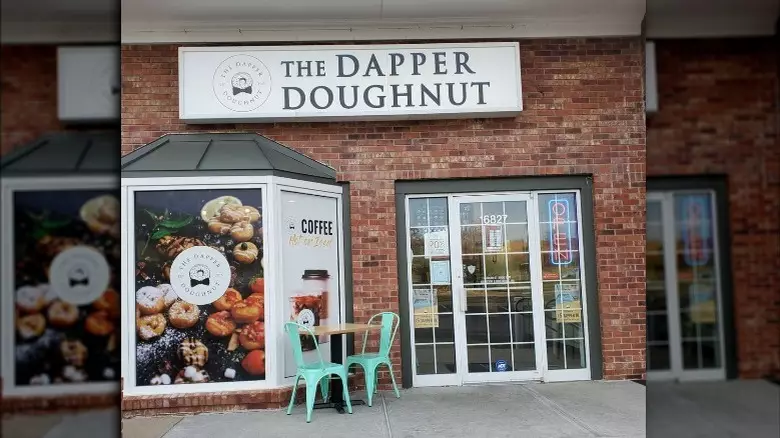 El exterior de la tienda Dapper Donut