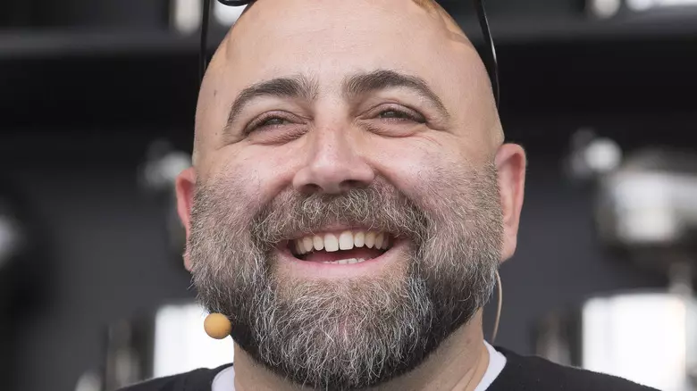 Duff Goldman သည် ပွဲ၌ ပြုံးနေသည်။