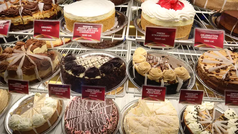 Cheesecake Factory cheesecakes ໃນກໍລະນີສະແດງ