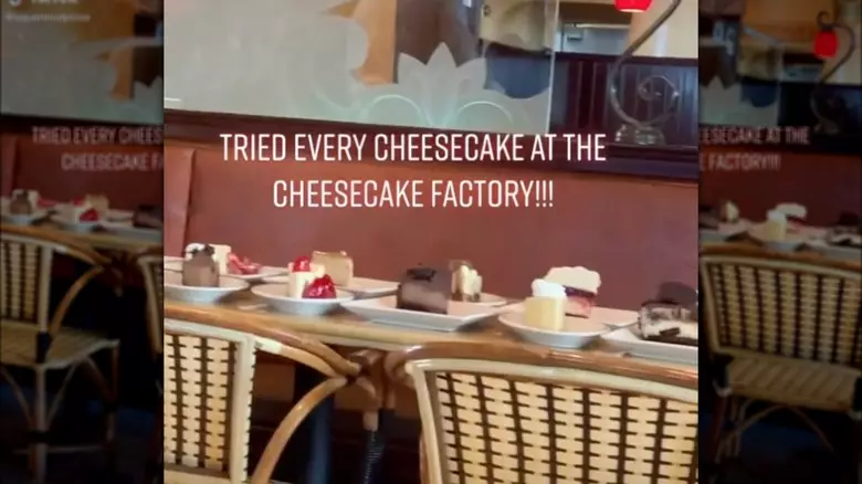 Cheesecake Factoryn juustokakut asetettu pöydälle