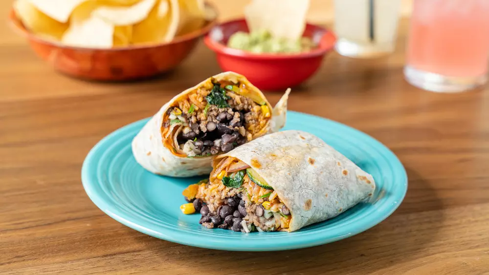 Hai nửa bánh burrito