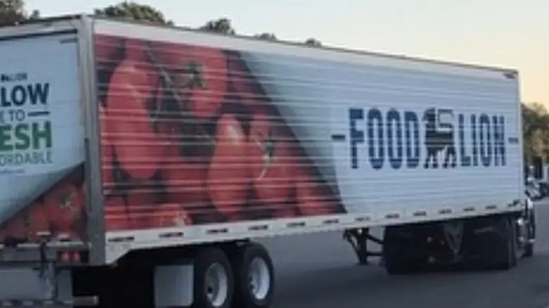 Food Lion trak sa highway