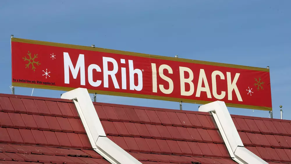 McRib est de retour, le signe crie au ciel indifférent. À la réflexion, le fait qu'ils n'utilisent que des minuscules pour les aliments de marque est plutôt intéressant.