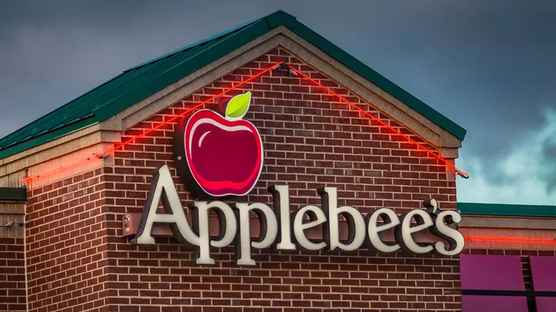 Logo Applebee pada bangunan bata