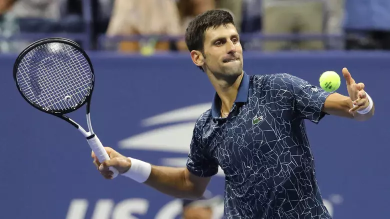 Novak Djokovic serverar en tennisboll