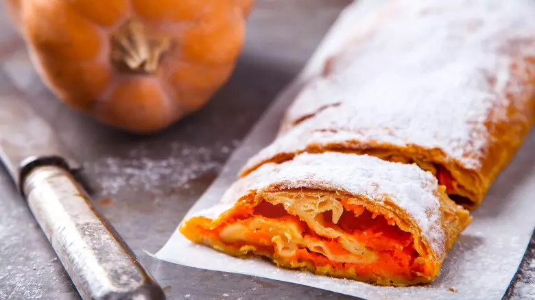 سرخ اور نارنجی بھرنے کے ساتھ Strudel