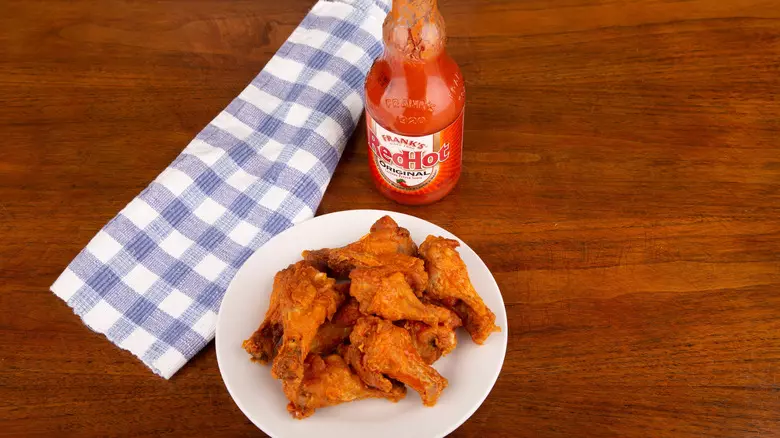 Ang sarsa ni Frank nga RedHot ug pundok sa mga pako sa manok