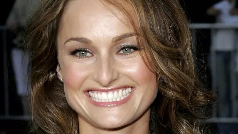 Giada De Laurentiis हसत आहे