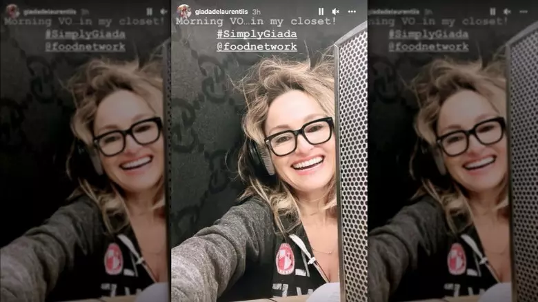 Giada De Laurentiis तिच्या कपाटात मायक्रोफोनसह