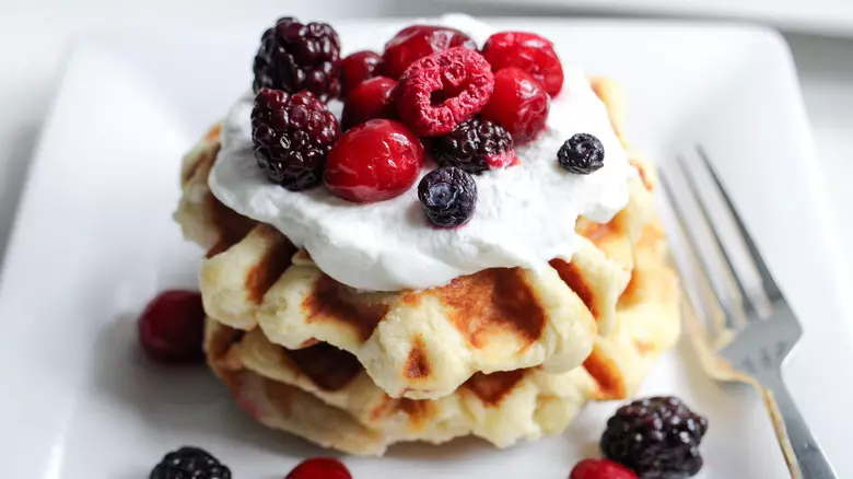 wafels met room en fruit