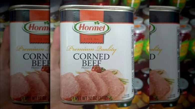 Hormel sózott marhahús dobozt tartó személy