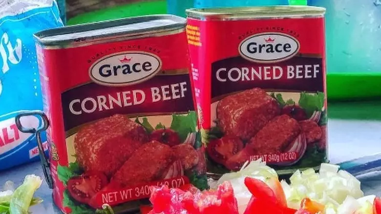 Երկու բանկա Grace Corned Beef թակած բանջարեղենով