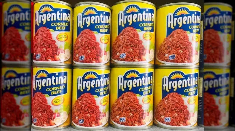 Gestapelte Dosen argentinisches Corned Beef