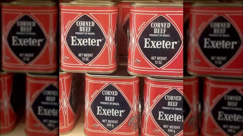 Dosen von Exeter Corned Beef im Regal