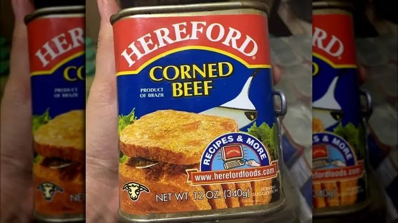 Nogen holder en dåse med Hereford Corned Beef