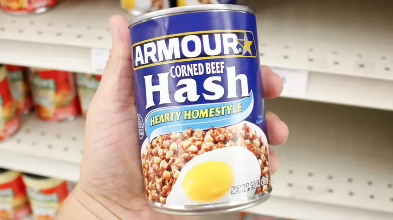 Person, der holder en dåse med Armour Corned Beef Hash