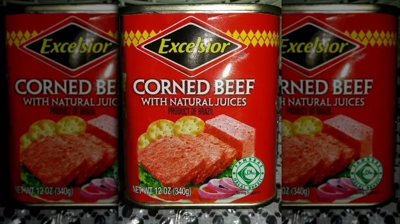 ଟେବୁଲ ଉପରେ Excelsior Corned Beef ର କେନ୍ |