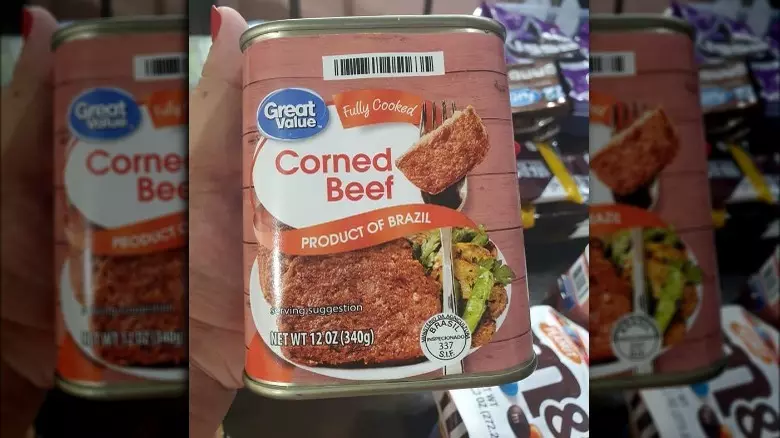 Motho ea tšoereng lekotikoti la Great Value Corned Beef