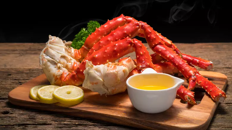 май жана лимон менен Alaskan King Crab Legs