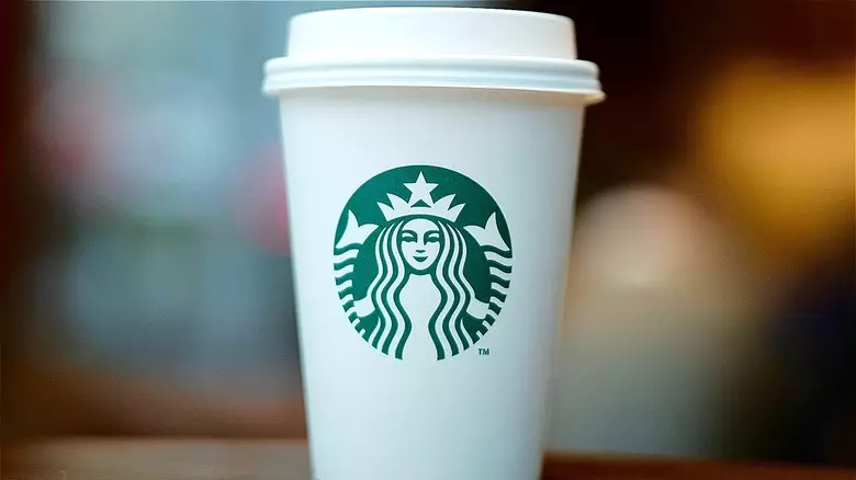 Se ipu kofe logo a le Starbucks e ave i luga o le lanu meamata