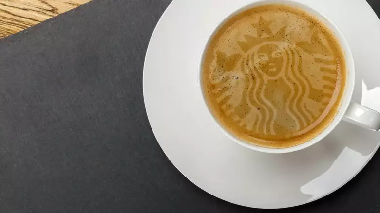 Një kafe me logon Starbucks në shkumë, nga lart