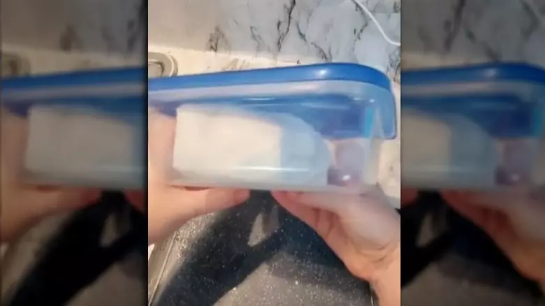 Sviestmaize, kas ietīta papīra dvielī un uzglabāta plastmasas traukā.