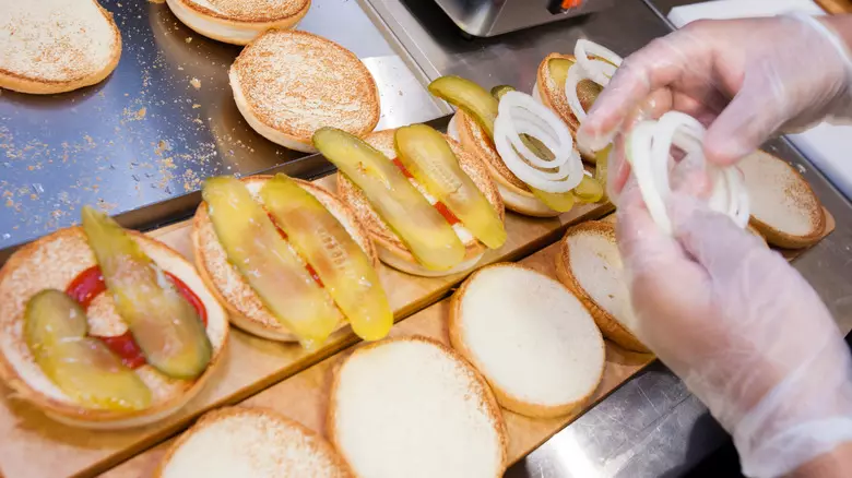 Preparación de hamburguesas Steak n Shake