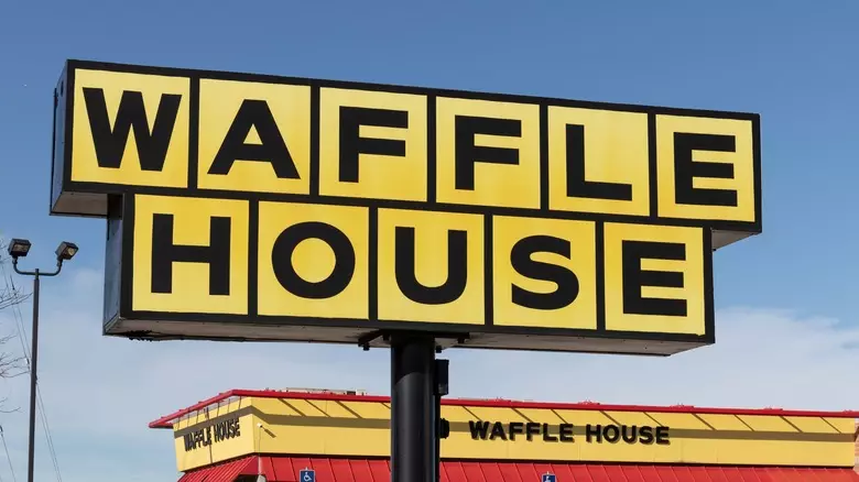 Isang karatula ng Waffle House